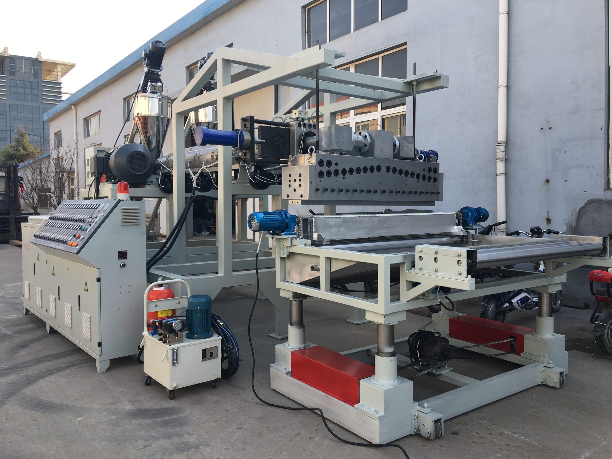 PVC COIL CAR MAT MAKING MACHINE - XinRui